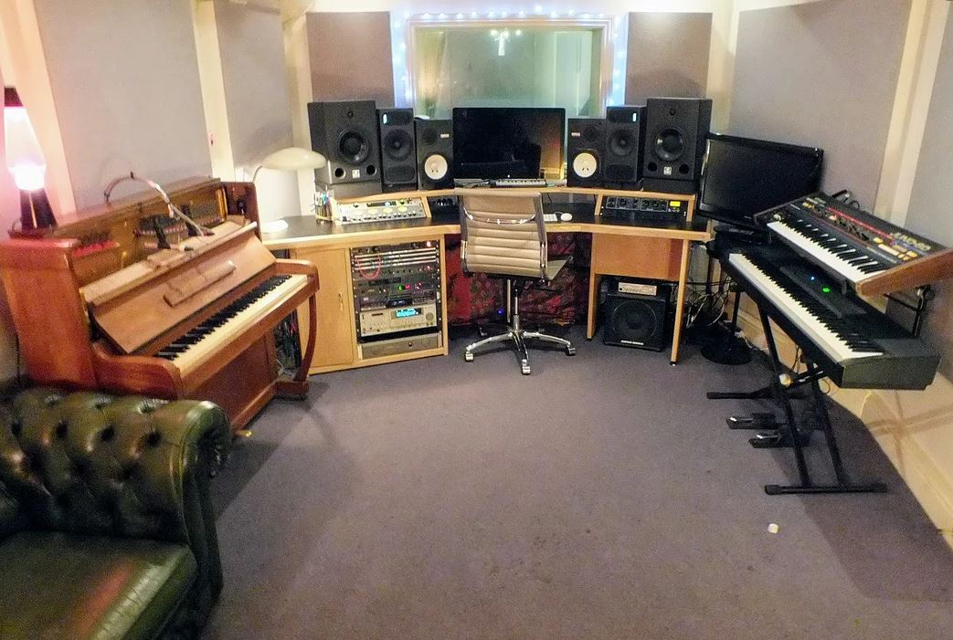 LONGTERM LET PRODUCTION ROOM WITH EQUIPMENT - WEST LONDON - AllStudios