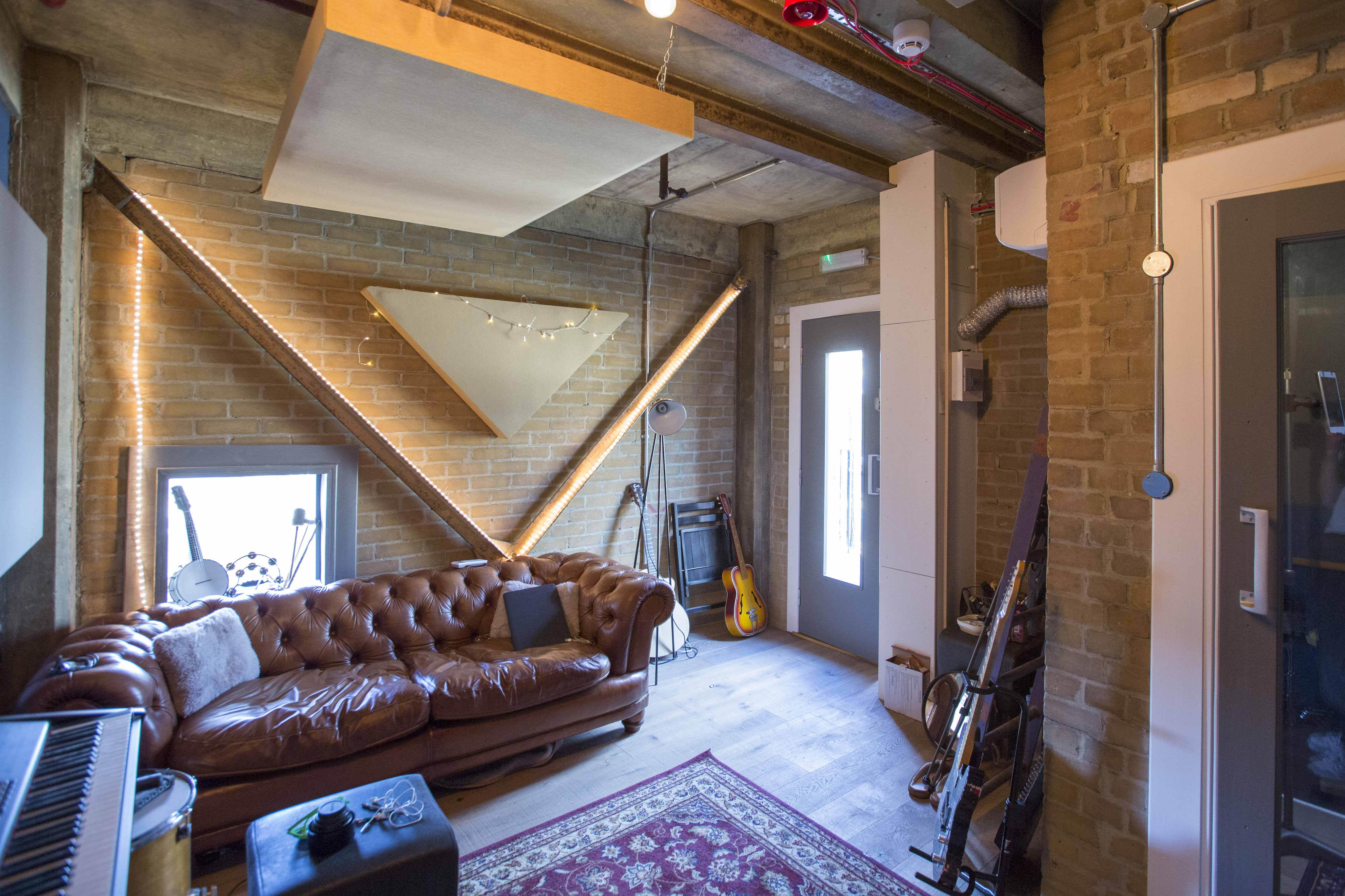 PRODUCTION STUDIO WITH NATURAL LIGHT & VOCAL BOOTH - SW LONDON - AllStudios