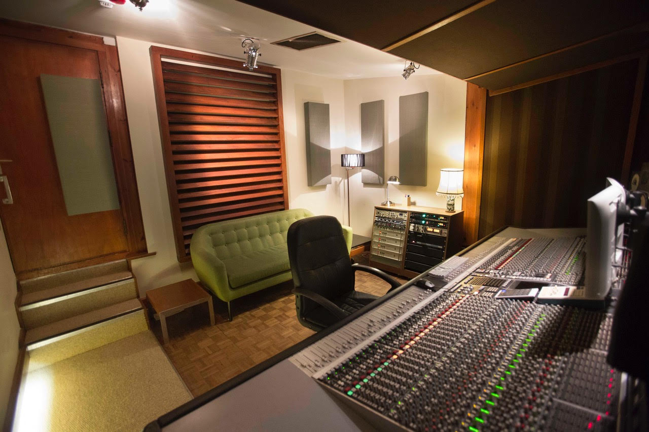 FULLY EQUIPPED RECORDING STUDIO w. LIVE ROOMS - SW LONDON - AllStudios